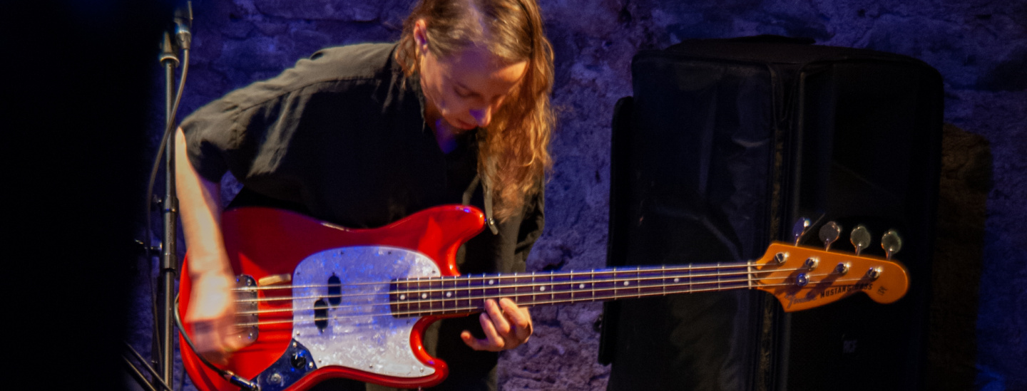 Tra bassista e bassista